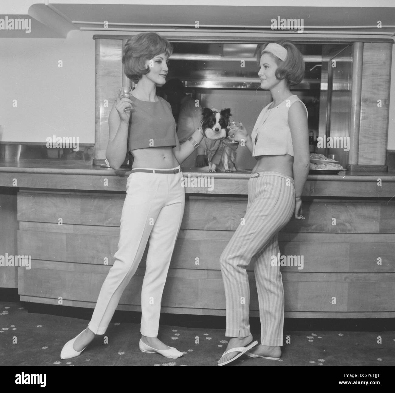 FULLARD JOAN MODELS BEACHWEAR / 19 OCTOBER 1961 Stock Photo - Alamy