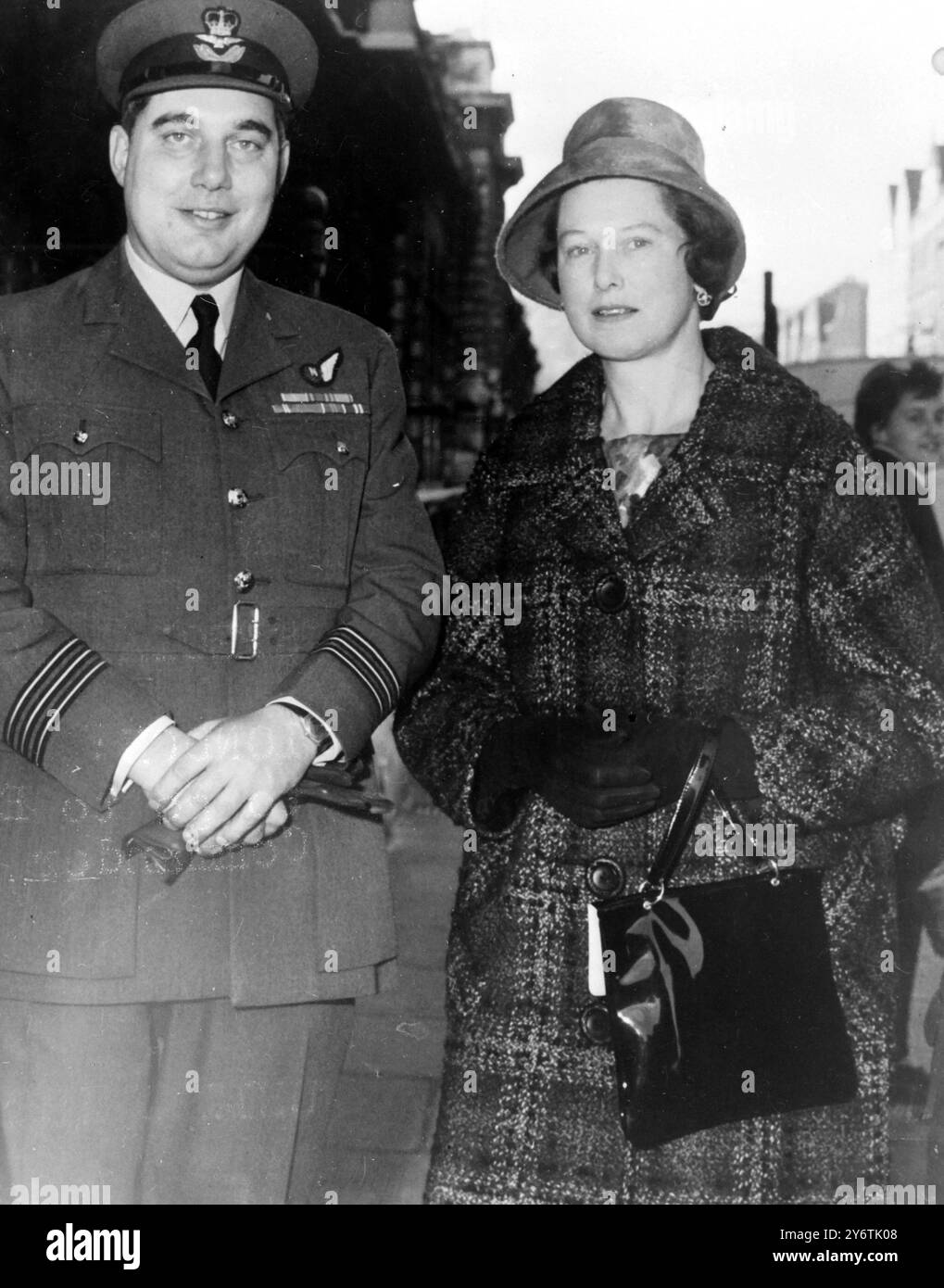 COMMANDER WILLIAM BEAUMONT WITH WIFE KYTHE / 18 OCTOBER 1961 Stock ...