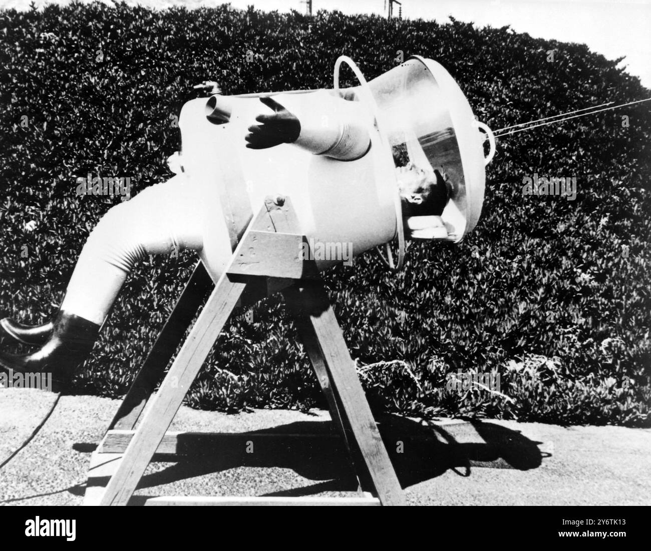 SPACE TRAVEL SUIT PROPOSED FOR LUNAR EXPLORATION 18 OCTOBER 1961 Stock ...