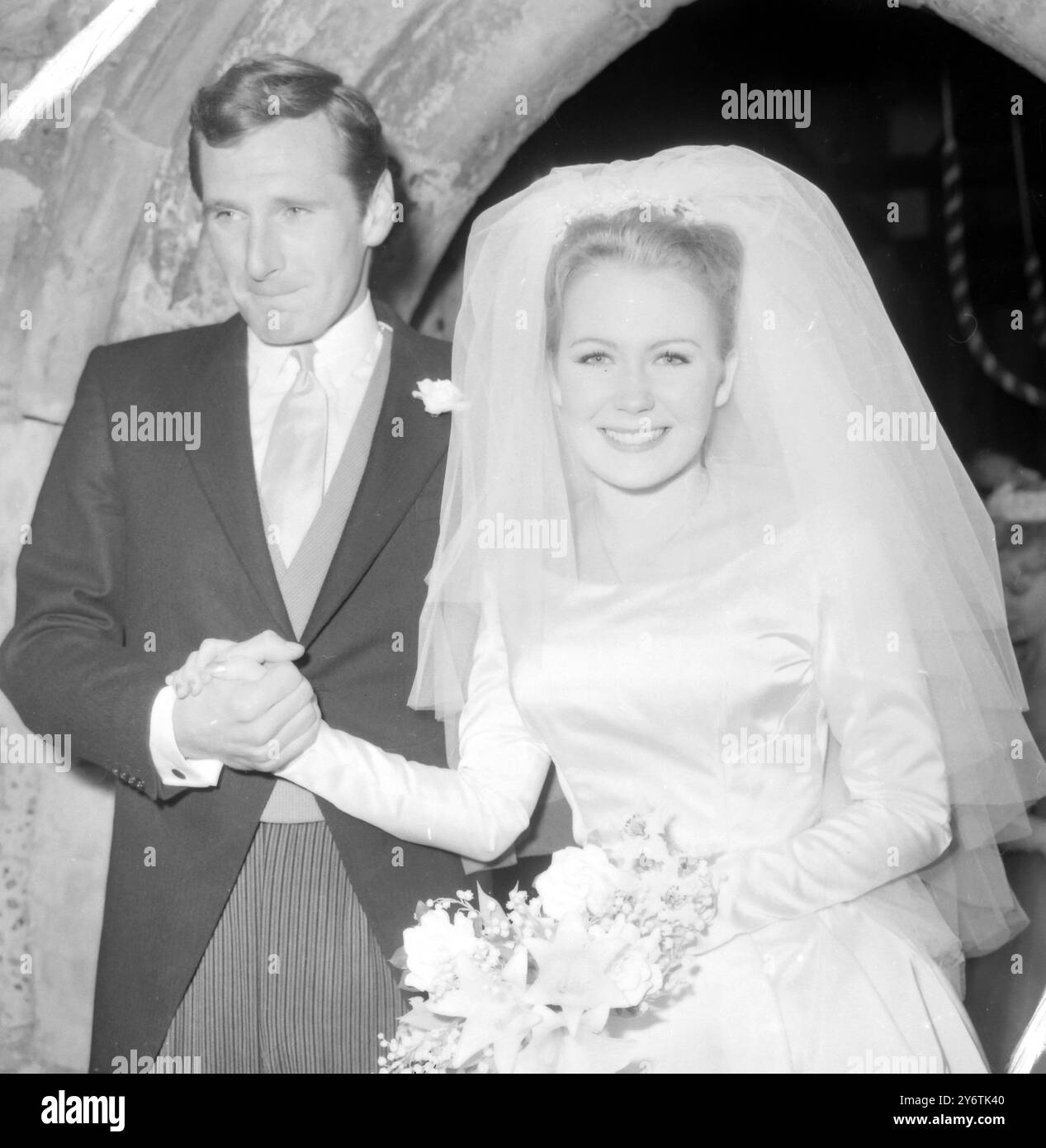 WEDDING - JULIET MILLS AND RUSSELL ALQUIST 14 OCTOBER 1961 Stock Photo ...