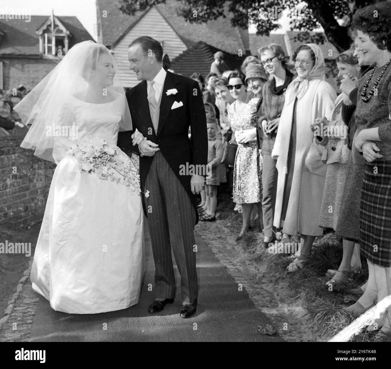JULIET MILLS IN KENT AFTER THE CHURCH WEDDING WITH FATHER / 14 OCTOBER ...