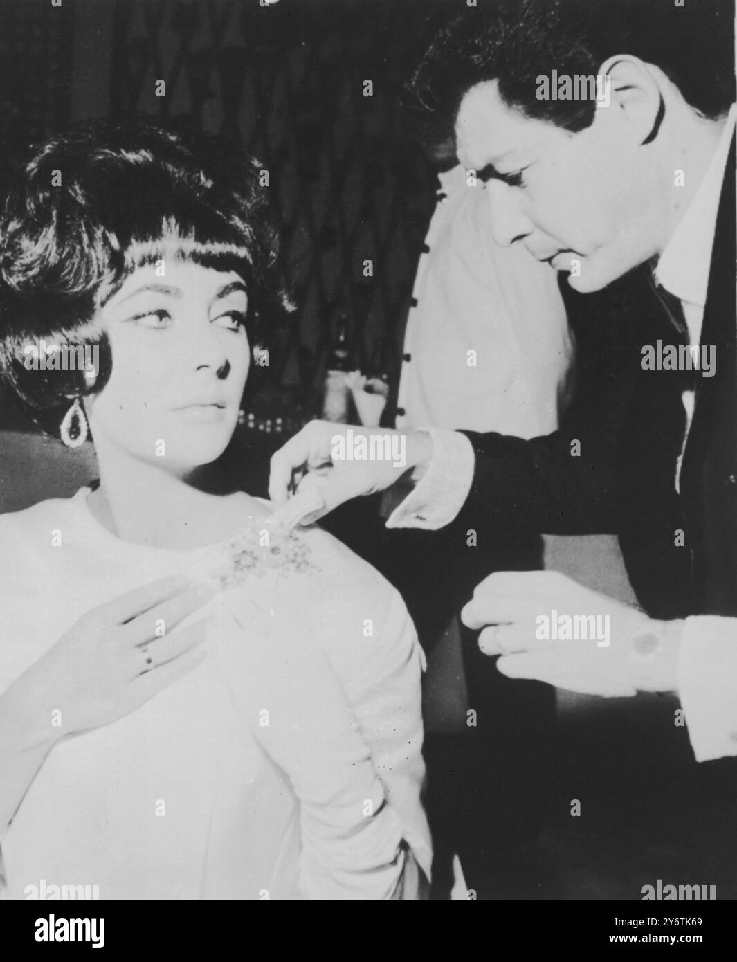 ACTRESS ELIZABETH TAYLOR WITH EDDIE FISHER - BROOCH ADJUSTED IN ROME ...