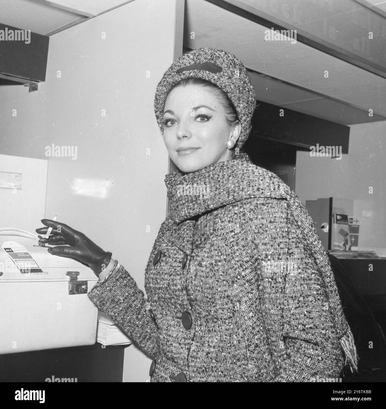 ACTRESS JOAN COLLINS IN LONDON / 14 OCTOBER 1961 Stock Photo - Alamy