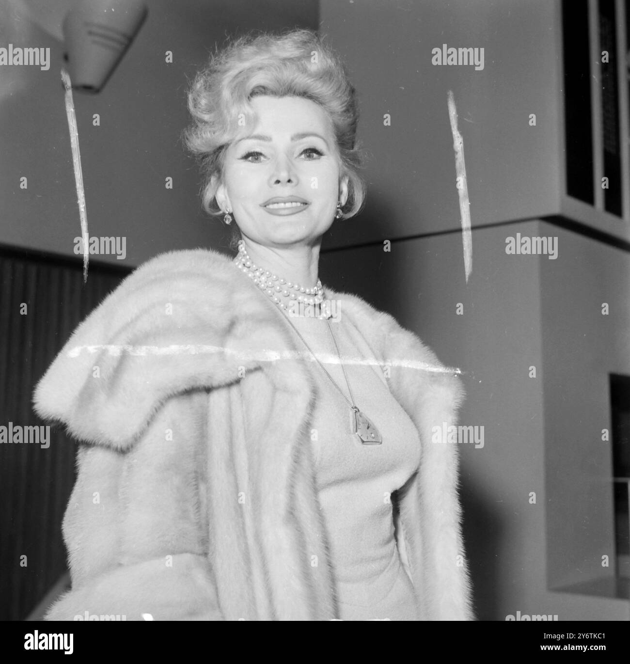 Zsa zsa gabor at london airport hi-res stock photography and images - Alamy