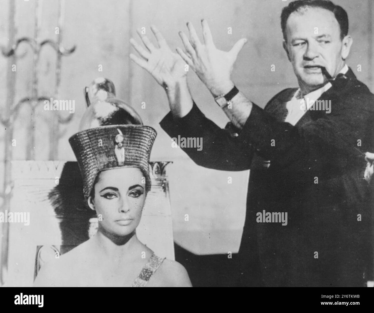 JOSEPH MANKIEWICZ DIRECTS FILMING CLEOPATRA WITH ELIZABETH TAYLOR / 10 ...