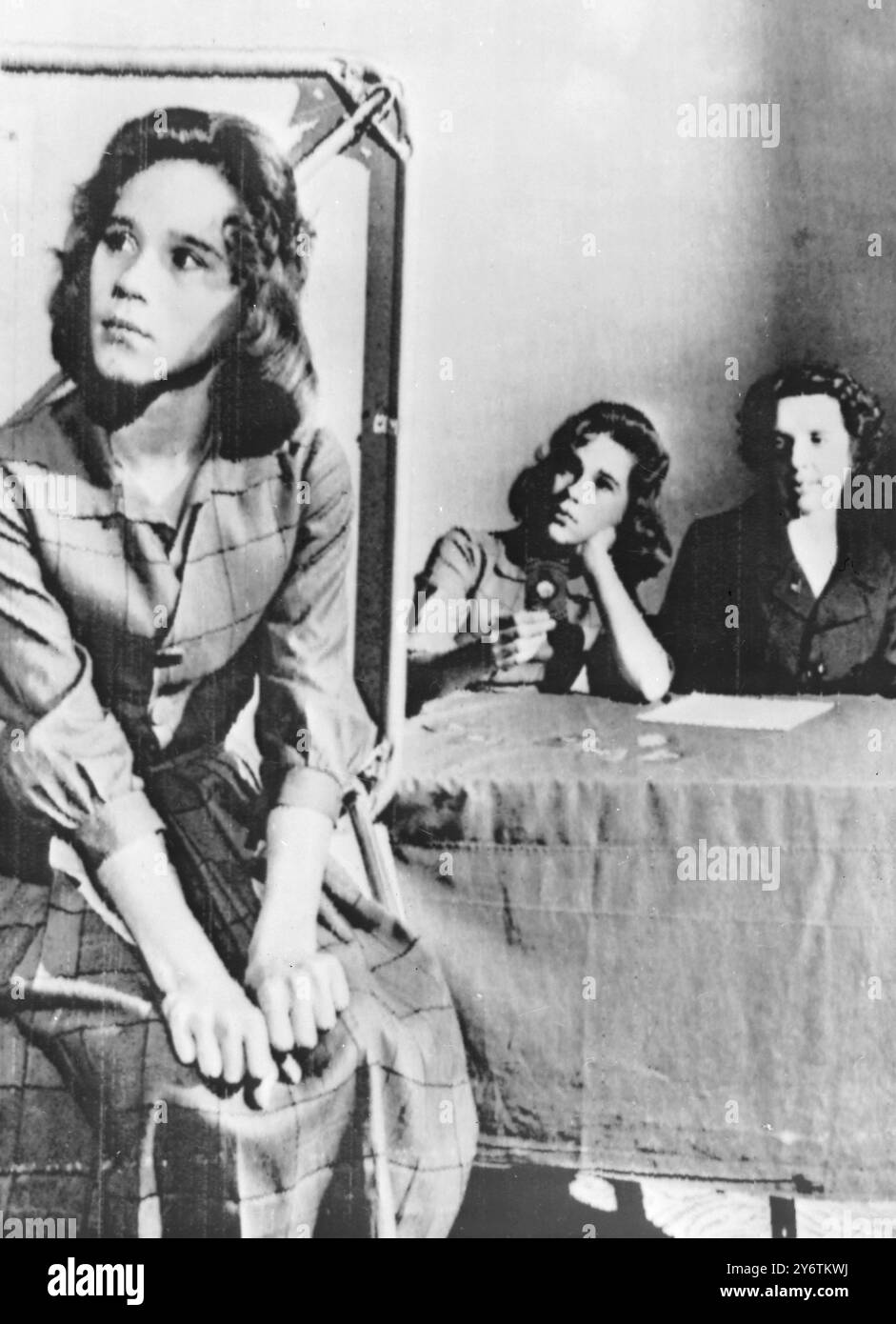 TELEPATHY TEST TWINS 10 OCTOBER 1961 Stock Photo - Alamy