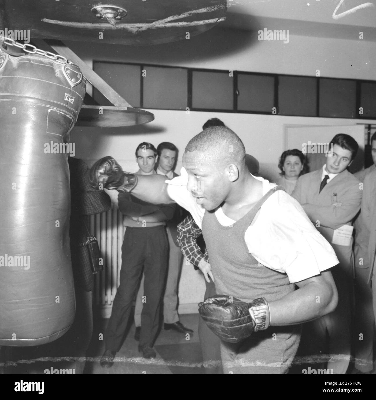 AMERICAN BOXER EDDIE PERKINS IN TRAINING 11 OCTOBER 1961 Stock Photo ...