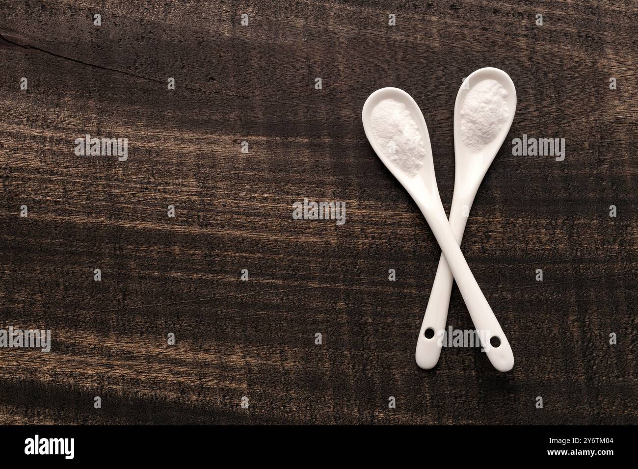 Baking soda - Crystalline solid compound in two spoons Stock Photo - Alamy
