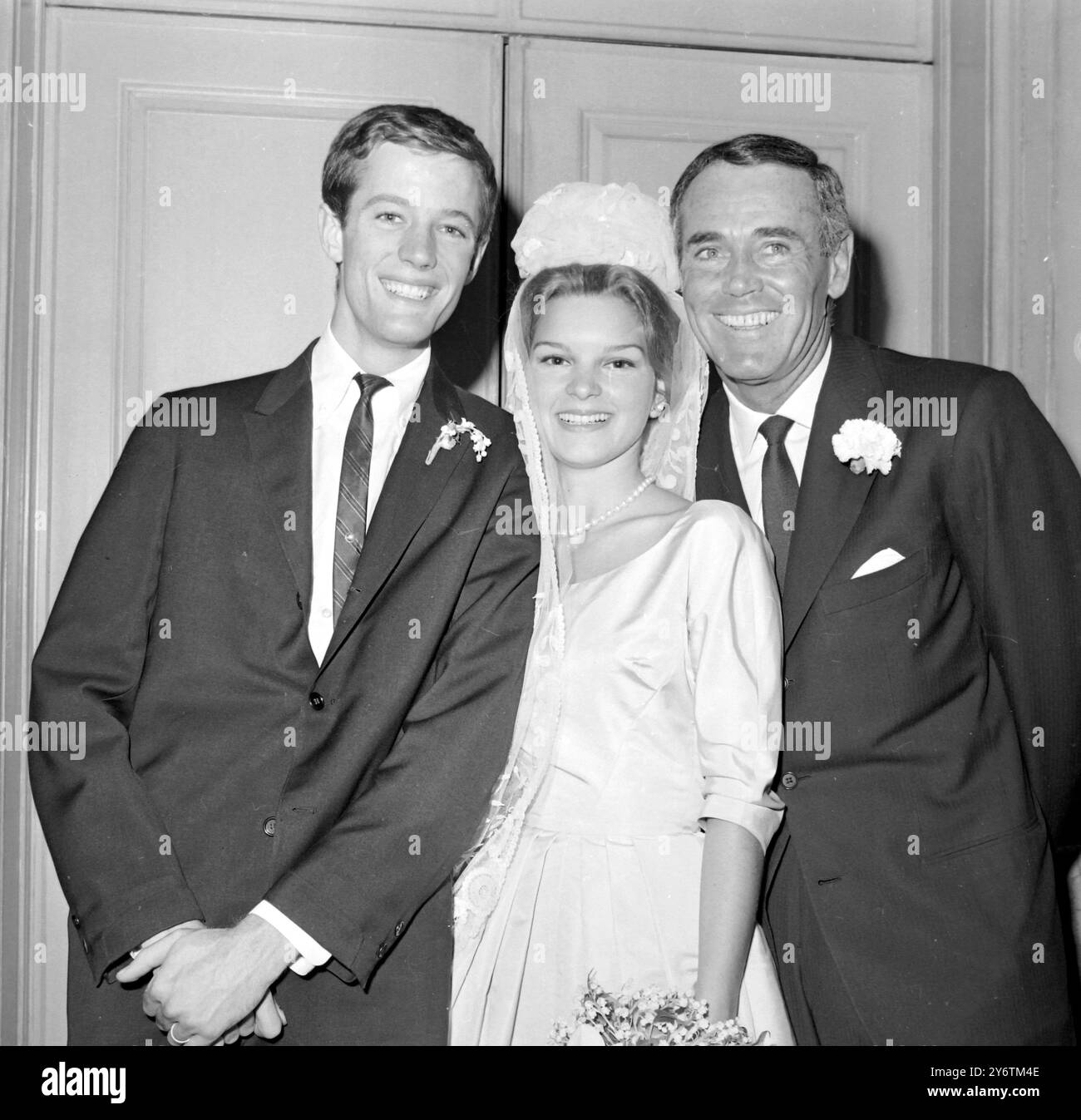 PETER FONDA AT HIS WEDDING WITH WIFE AND HENRY FONDA / 10 OCTOBER 1961 ...