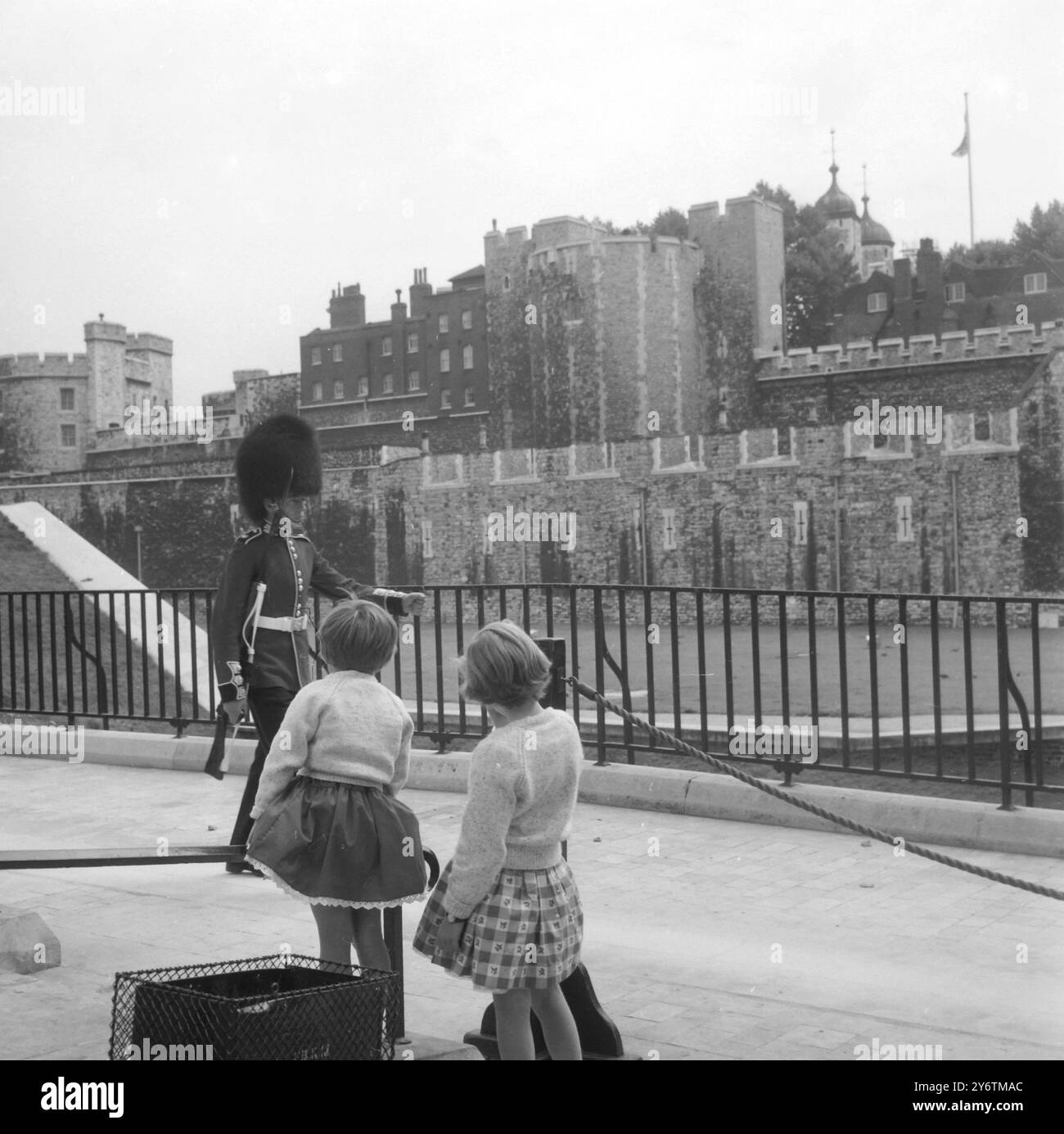 CHILDREN TOWER OF LONDON WITH GUARDSMAN PATROLLING 8 OCTOBER 1961 Stock ...