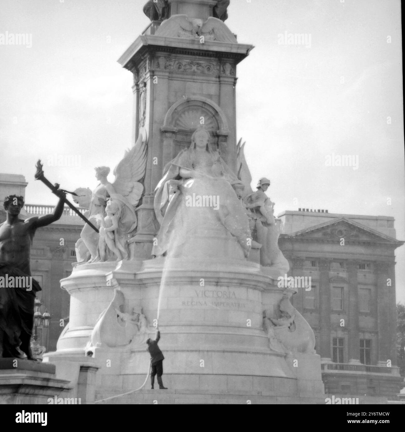STATUES QUEEN VICTORIA CLEANING AT BUCKINGHAM PALACE 5 OCTOBER 1961 ...