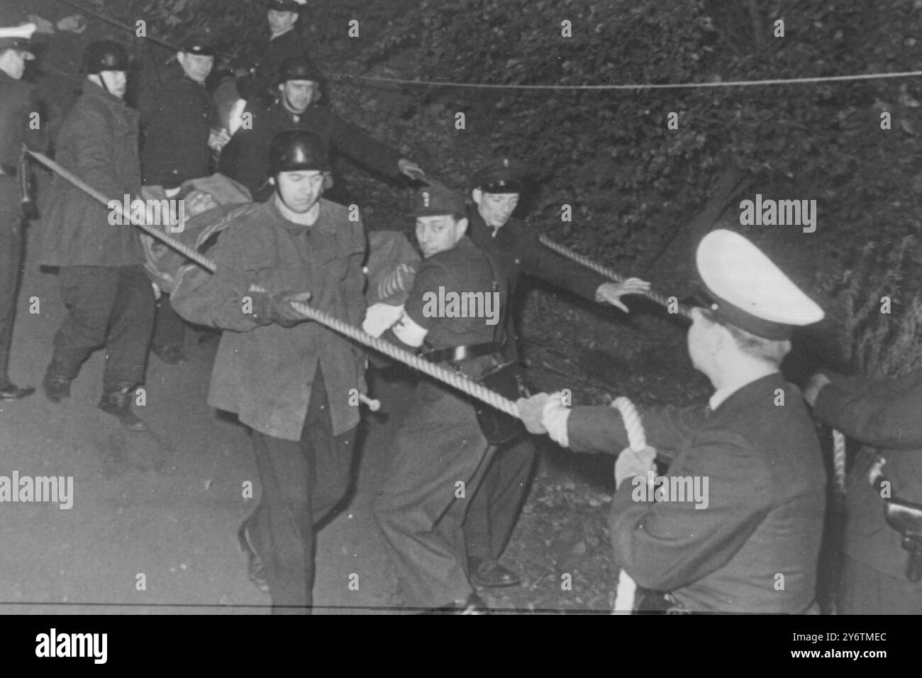 RAIL CRASHES POLICE FIREMAN WITH ROPES CARRY AWAY VICTIM IN HAMBURG 6 ...