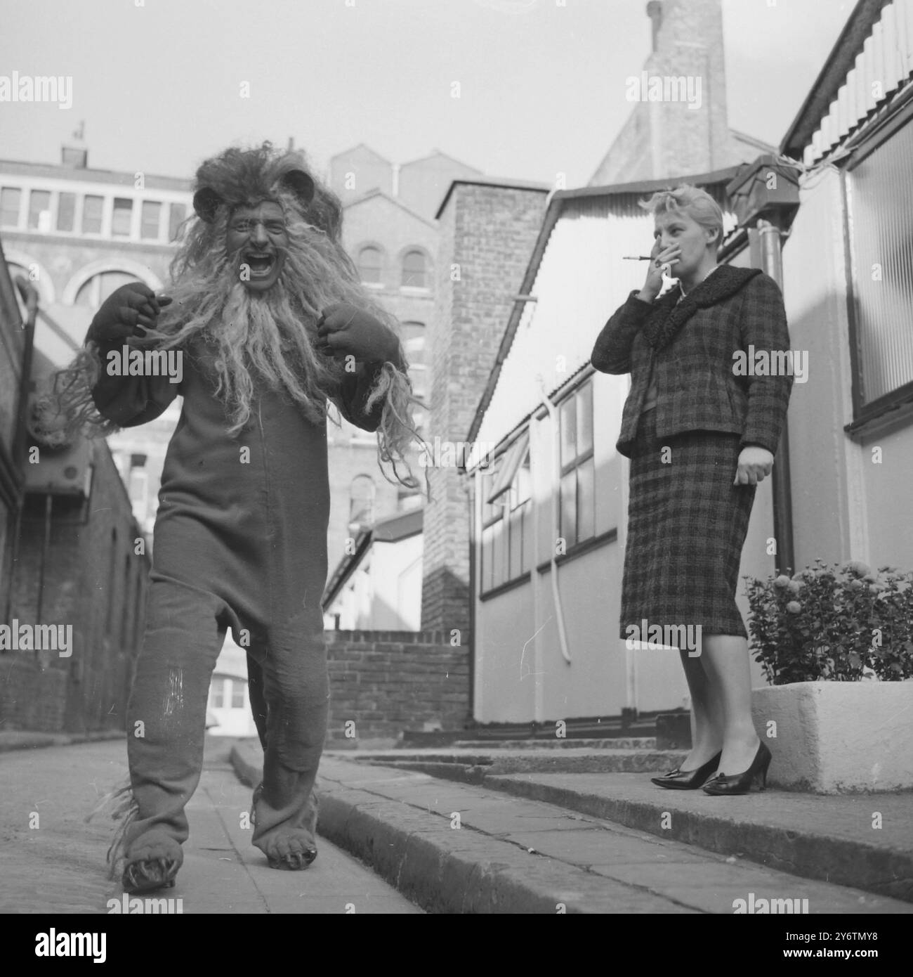 CAL MCCORD ANDROCLES DRESSED AS A LION / 2 OCTOBER 1961 Stock Photo - Alamy