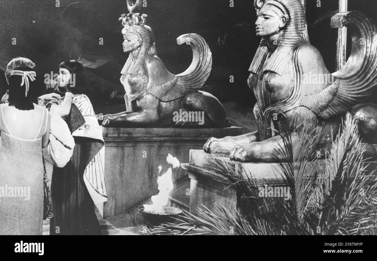 Elizabeth taylor on the set hi-res stock photography and images - Alamy