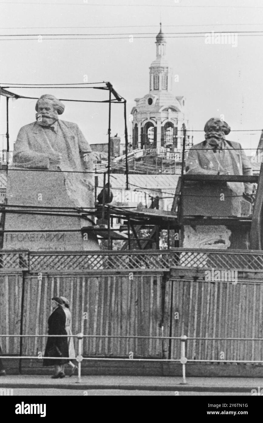 MONUMENT TO LENIN AND KARL MARX IN MOSCOW 3 OCTOBER 1961 Stock Photo ...