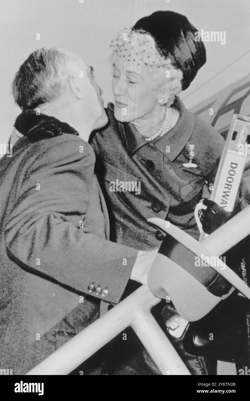 GENERAL LUCIUS CLAY GREETS WIFE IN BERLIN 3 OCTOBER 1961 Stock Photo ...