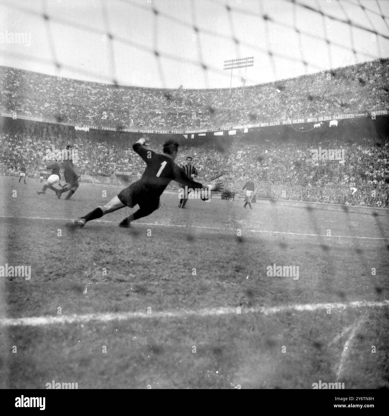 FOOTBALLER JIMMY GREAVES SCORES FOR MILAN FC 1 OCTOBER 1961 Stock Photo ...