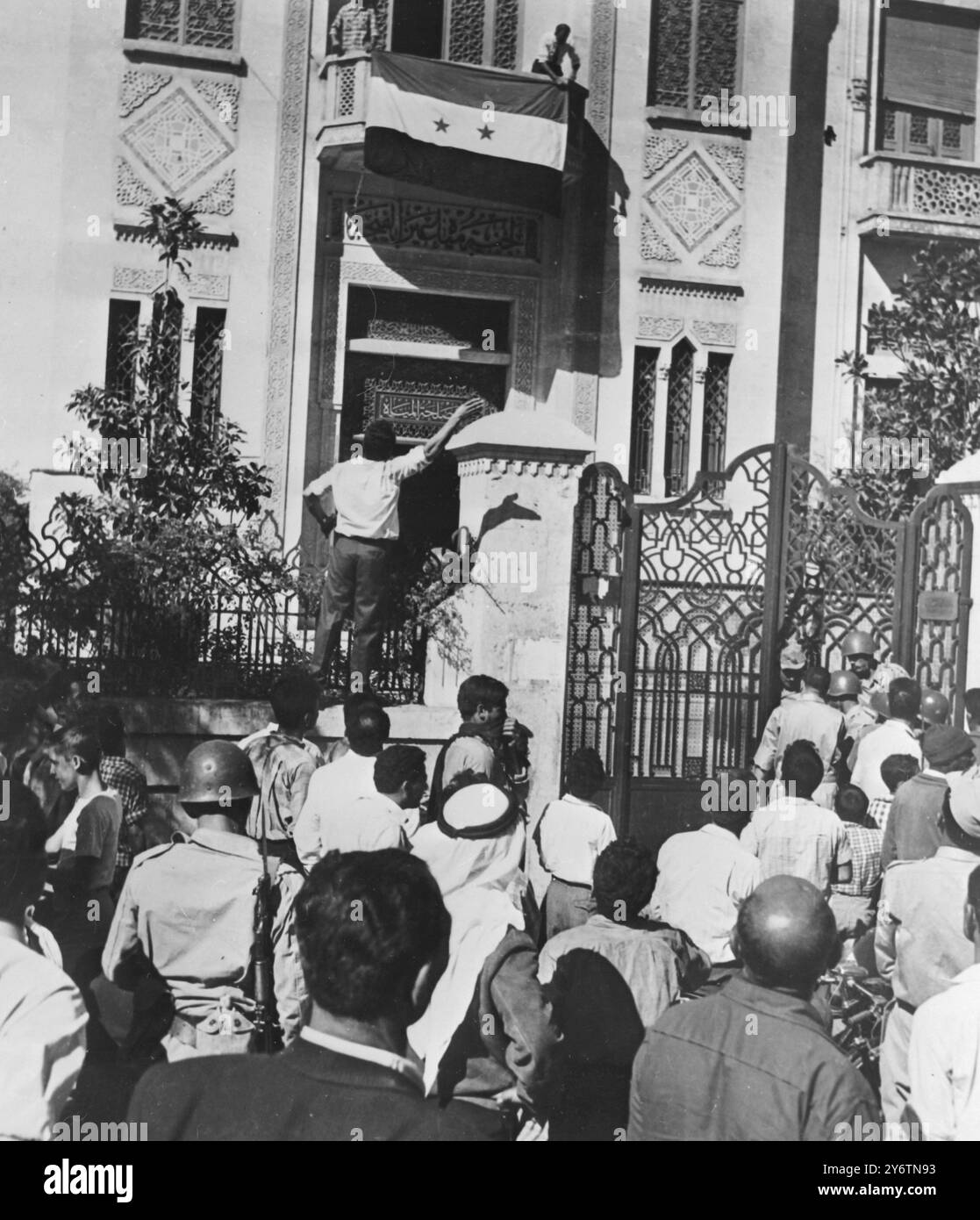 COUP DETAT CROWDS LOWERING UAR FLAG DAMASCUS 1 OCTOBER 1961 Stock Photo ...