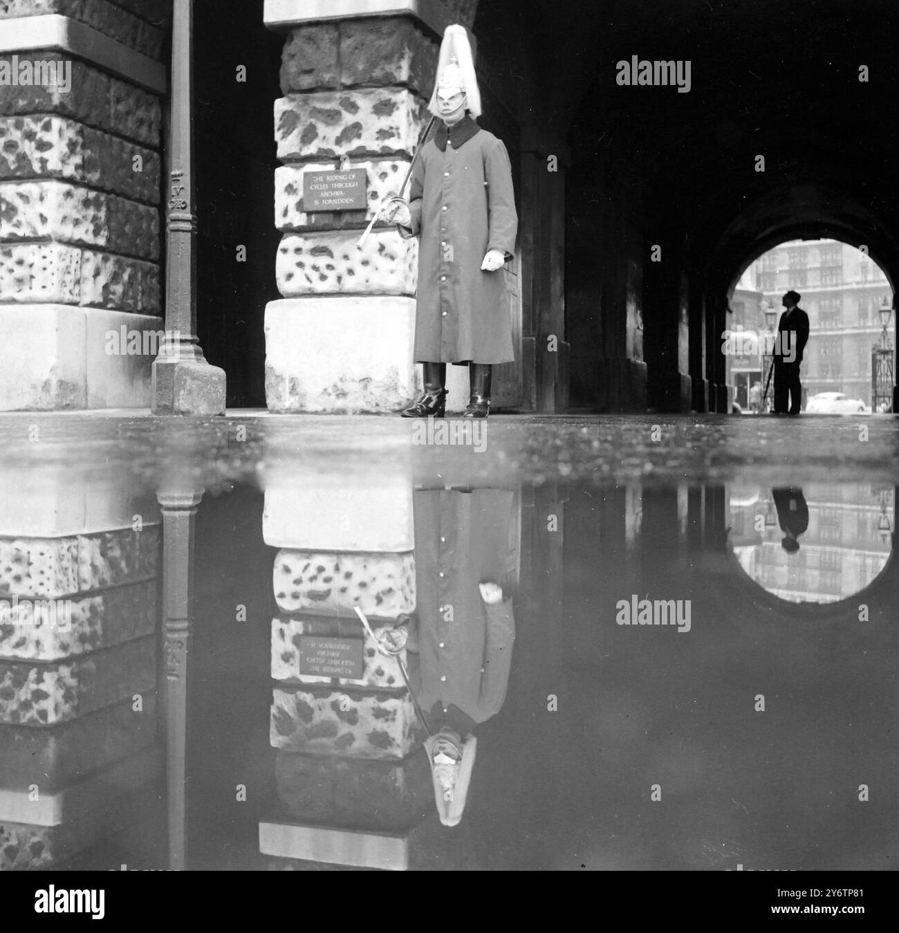 BRITISH ARMY ROYAL HORSE GUARDS OUTSIDE SENTRY BOX IN RAIN 27 SEPTEMBER ...