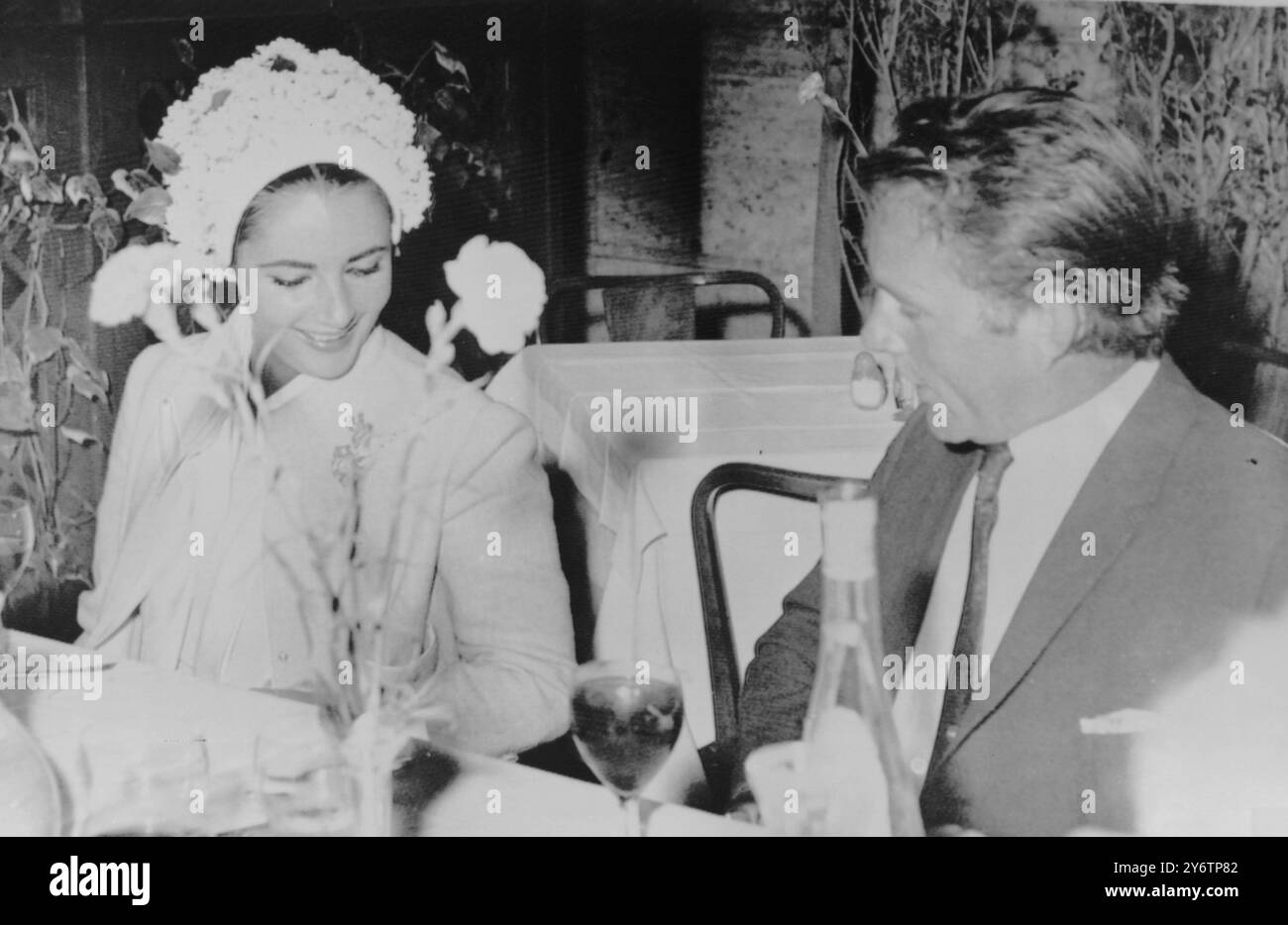 ACTRESS ELIZABETH TAYLOR WITH RICHARD BURTON HAVING A DINNER IN ROME 28 ...