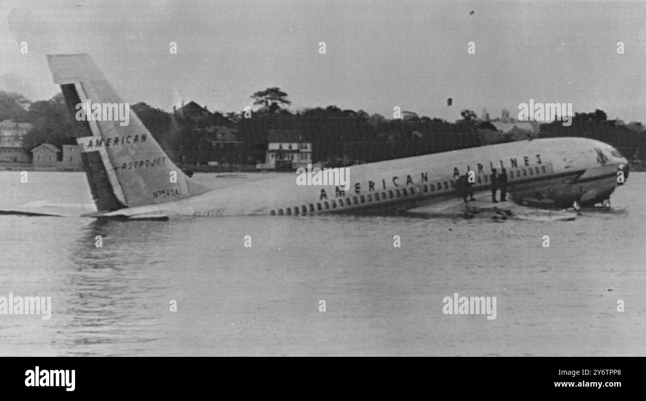 AVIATION BOEING 707 CRASH IN BOSTON RIVER NO INJURIES 25 SEPTEMBER 1961 ...