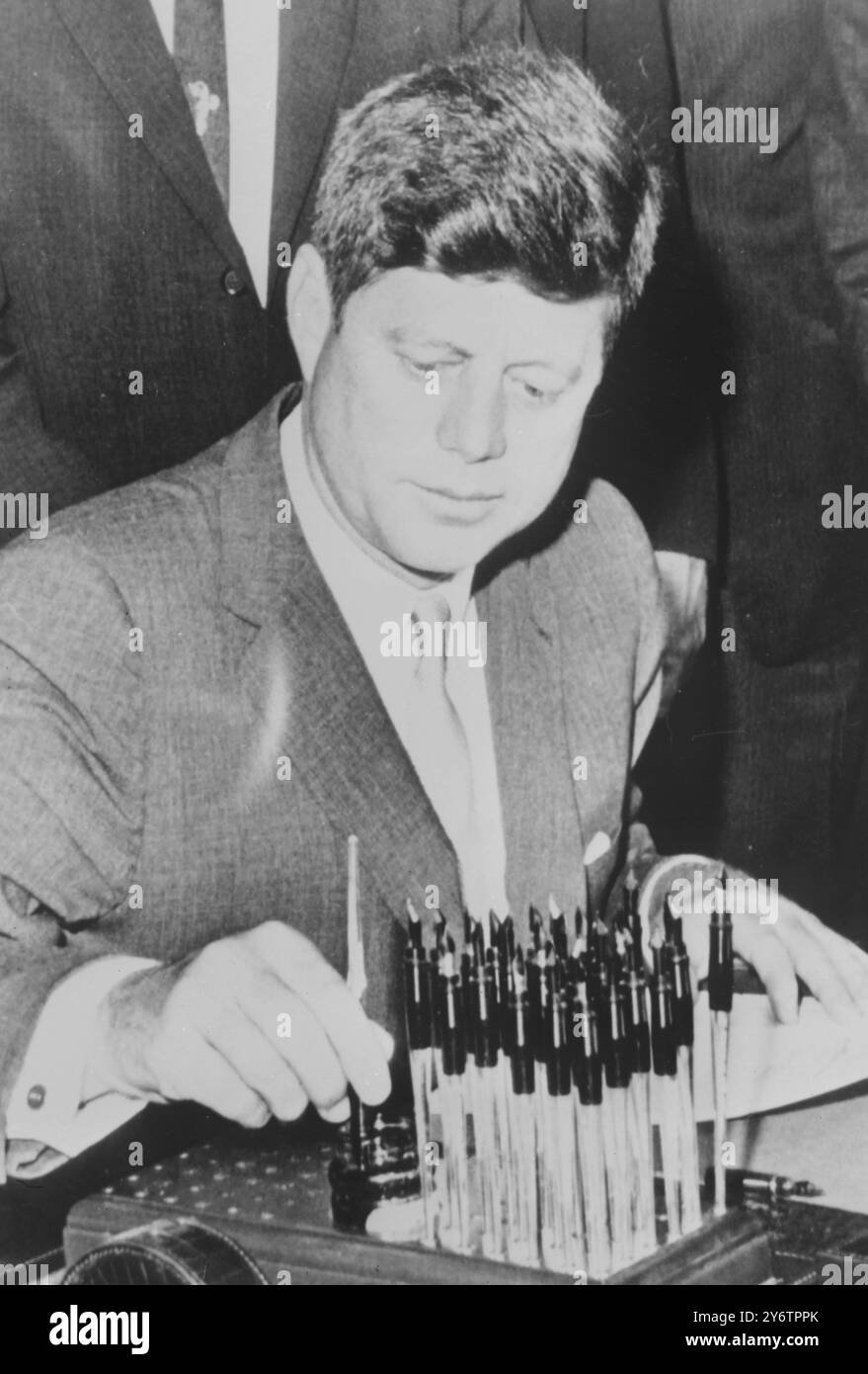 US AMERICAN PRESIDENT JOHN F KENNEDY SIGNS BILL SPACE PROGRESS / 24 ...
