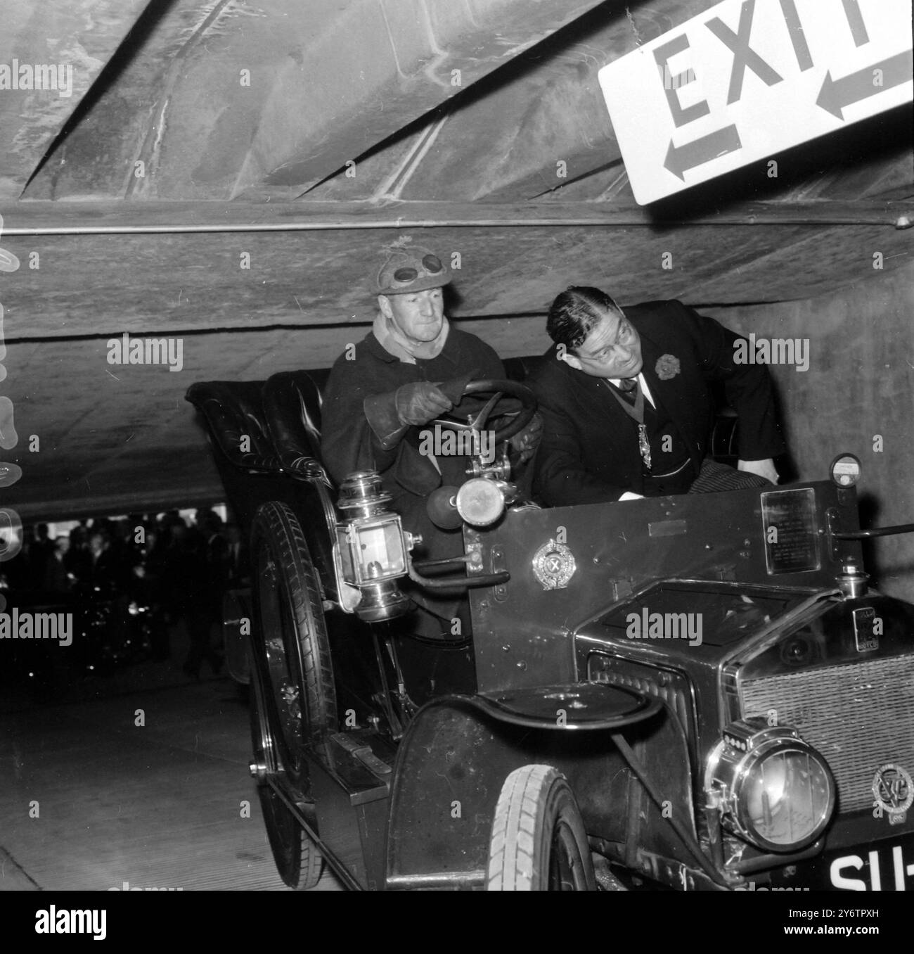 LORD MAYOR OF LONDON BERNARD WALEY-COHEN ON A VINTAGE CAR 22 SEPTEMBER ...