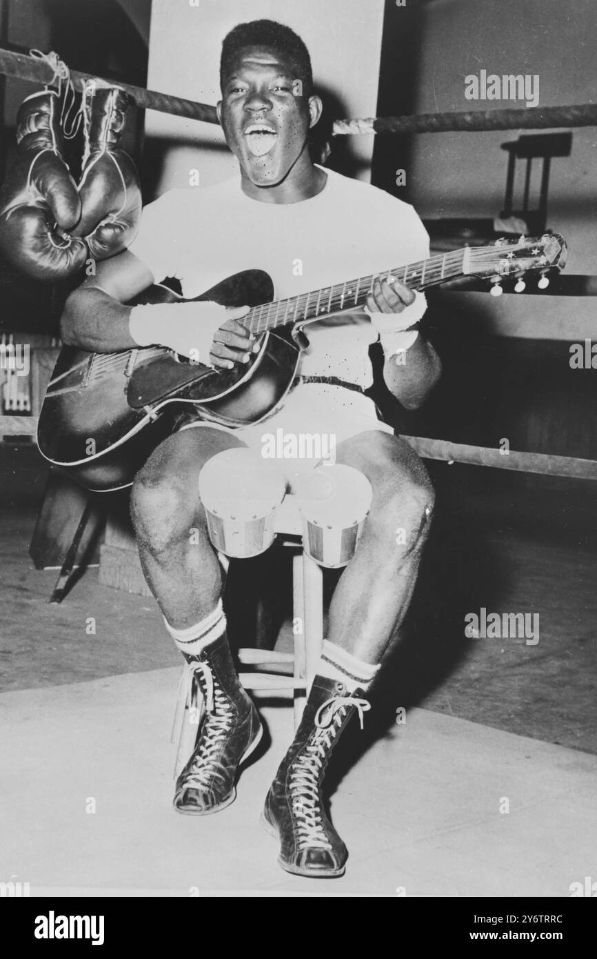BOXER EMILE GRIFFITH PLAYING GUITAR IN NEW YORK 16 SEPTEMBER 1961 Stock ...