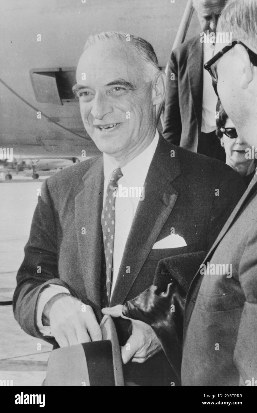 GENERAL LUCIUS CLAY ARRIVES IN PARIS 17 SEPTEMBER 1961 Stock Photo - Alamy