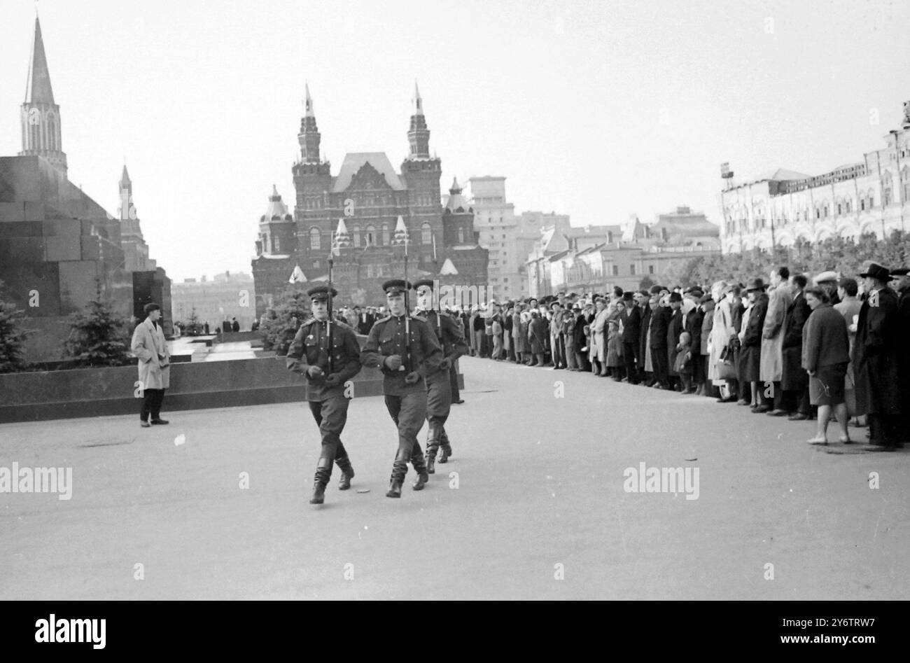 Red square in moscow and guards hi-res stock photography and images - Alamy