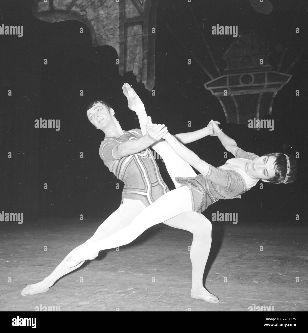 BALLET DANCERS MARYON LANE WITH GRAHAM USHER / 14 SEPTEMBER 1961 Stock ...