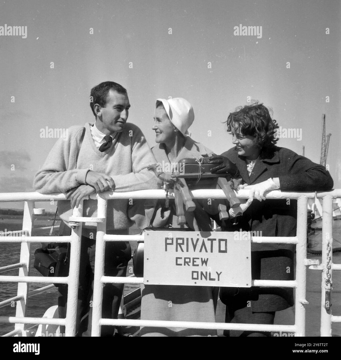 HERB ELLIOTT WITH WIFE ANNE AND MOTHER IN LAW IN SOUTHAMPTON / 14 ...
