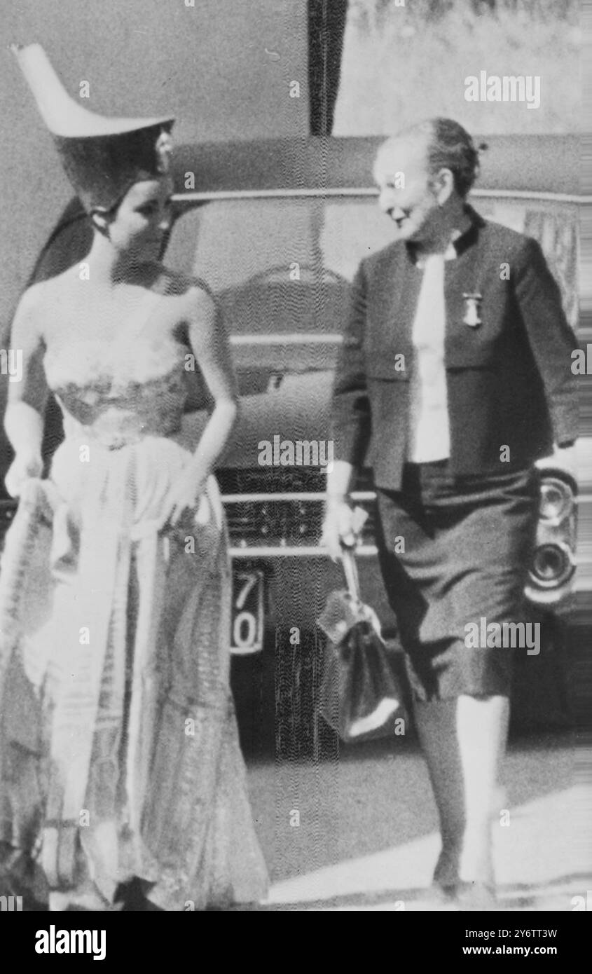 ACTRESS ELIZABETH TAYLOR IN ROME IN CLEOPATRA COSTUME / 15 SEPTEMBER ...
