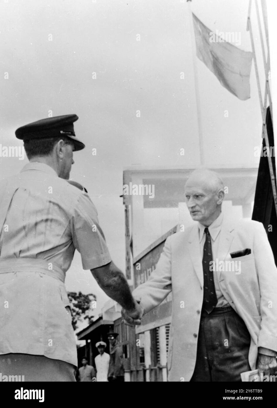 LORD MONTGOMERY IN HONG KONG WITH BRITISH OFFICER / 11 SEPTEMBER 1961 ...