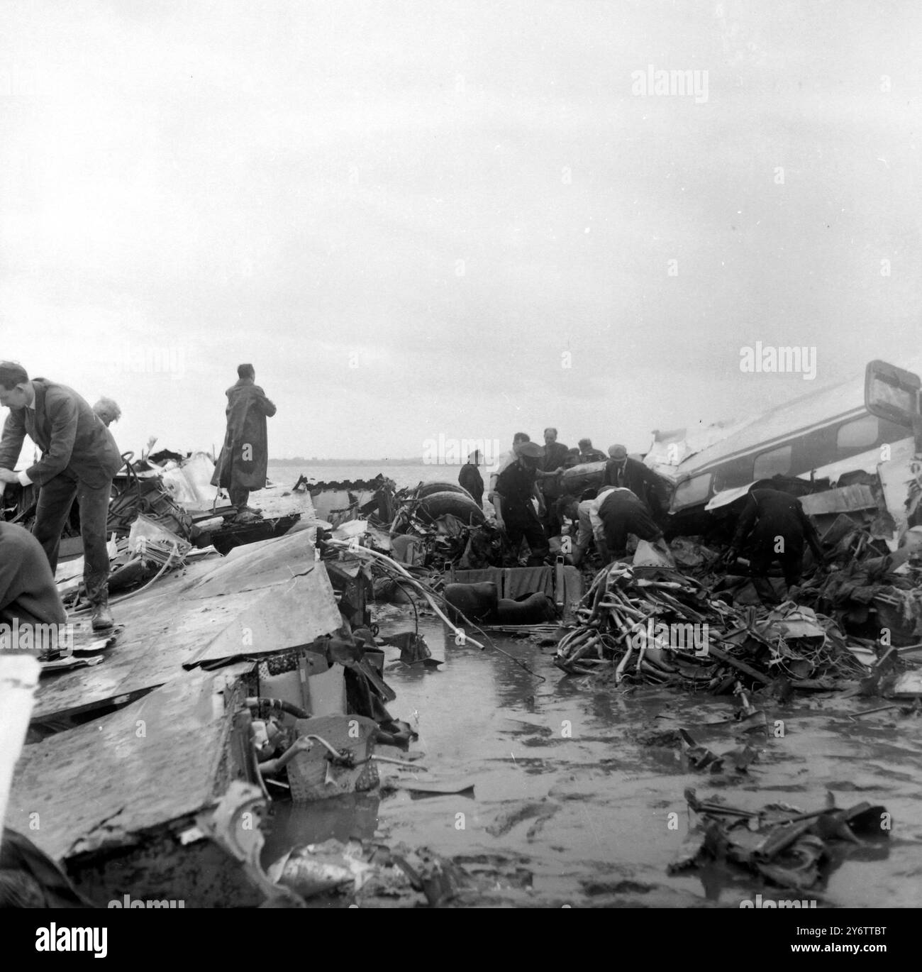 DOUGLAS DC-6 CRASHED IN SHANNON, IRELAND - AVIATION RESCUE WORK 11 ...