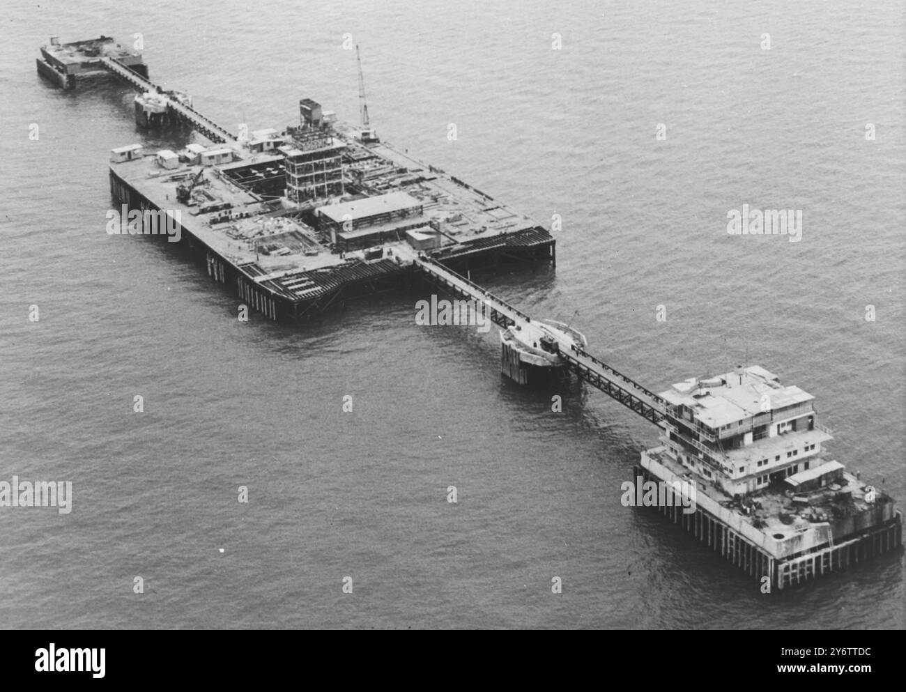 OIL TERMINAL IN IRAQ 12 SEPTEMBER 1961 Stock Photo - Alamy