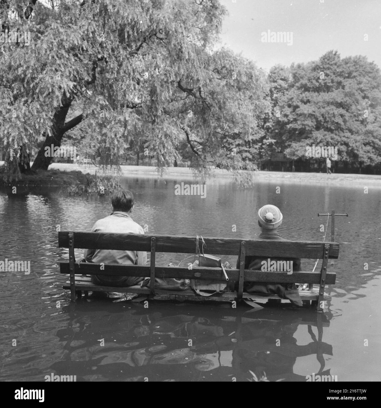 CLAPHAM COMMON CHILDREN RELAX PARK BENCH IN POND 8 SEPTEMBER 1961 Stock ...