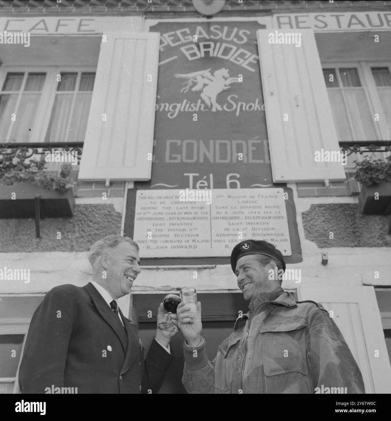 JOHN HOWARD AND RICHARD TODD THE LONGEST DAY MOVIE - D-DAY ACTION IN ...