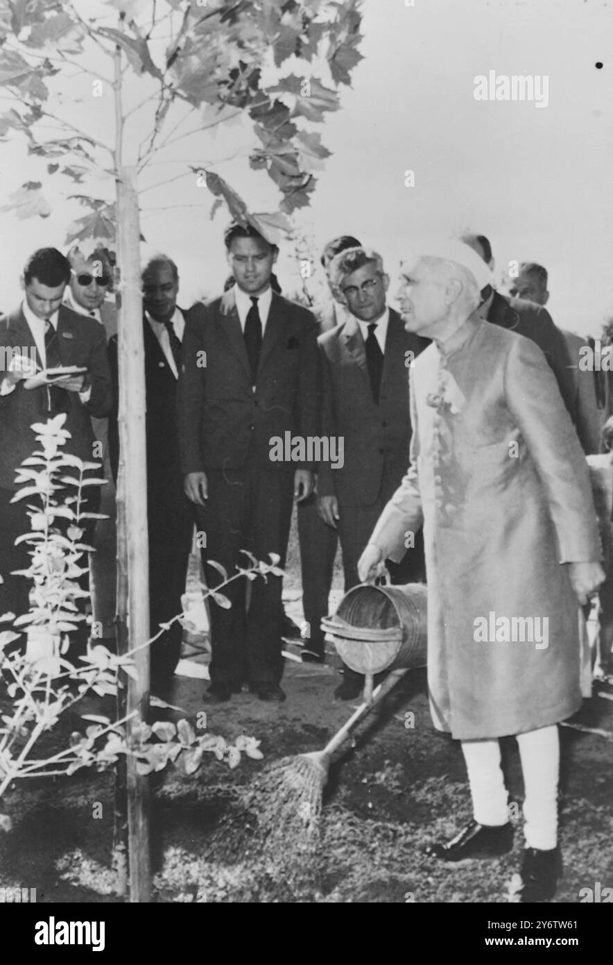 INDIAN PRIME MINISTER SHRI JAWAHARLAL PANDIT NEHRU PLANTS TREE / 4 ...