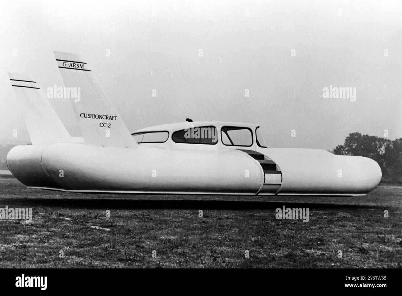HOVERCRAFT CUSHIONCRAFT ON SHOW IN FARNBOROUGH 4 SEPTEMBER 1961 Stock ...