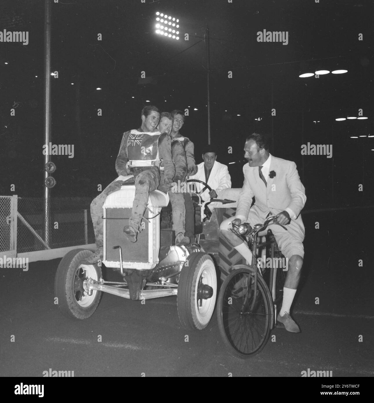 COMEDIAN TERRY THOMAS WITH SPEEDWAY RIDERS CHAMPIONS PETER CRAVEN ...
