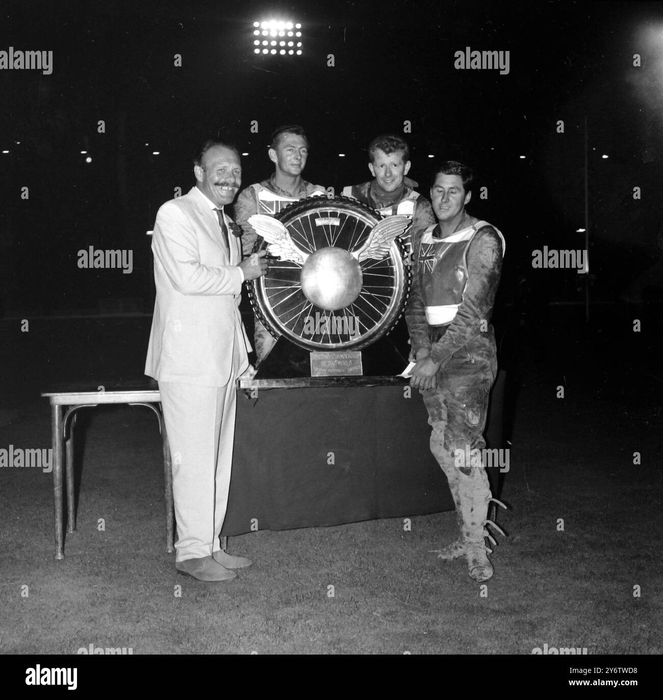 COMEDIAN TERRY THOMAS WITH SPEEDWAY RIDERS CHAMPIONS PETER CRAVEN ...