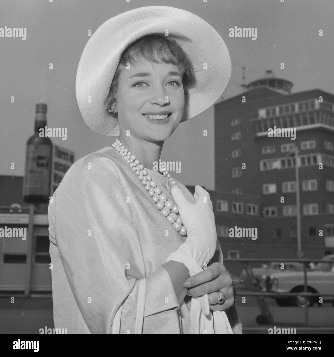 Actress sylvia syms hi-res stock photography and images - Alamy