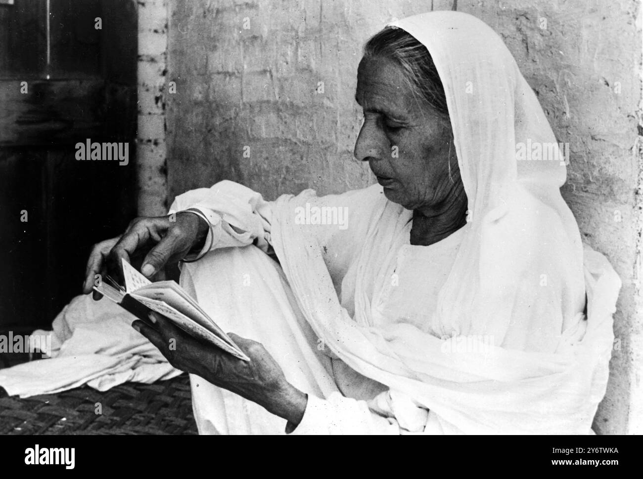 MASTER TARA SINGH WIFE - TEJ KAUR PRAYERS / 31 AUGUST 1961 Stock Photo ...