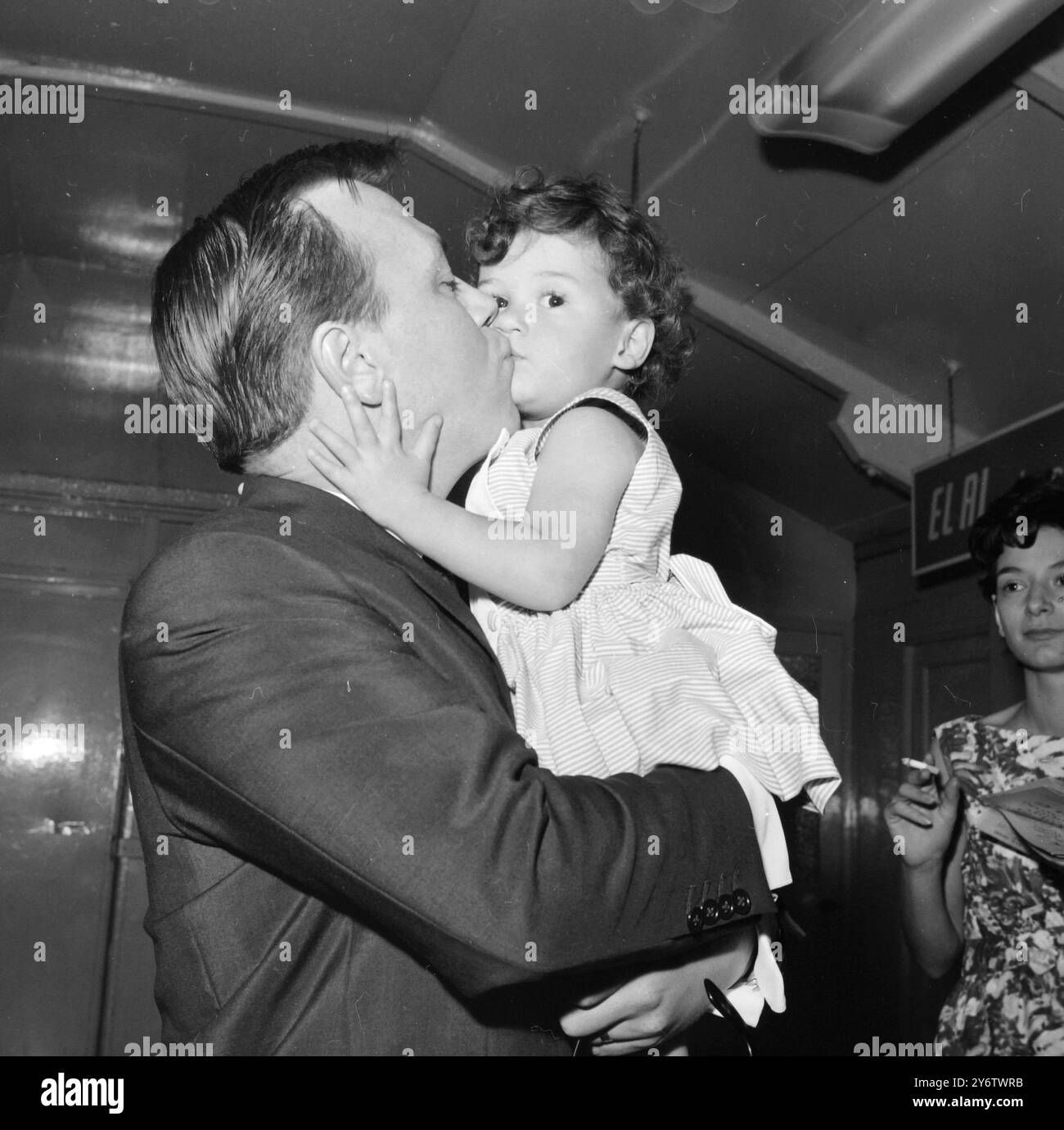 SINGER MATT MUNRO KISSING A DAUGHTER AT LONDON AIRPORT / 30 AUGUST 1961 ...