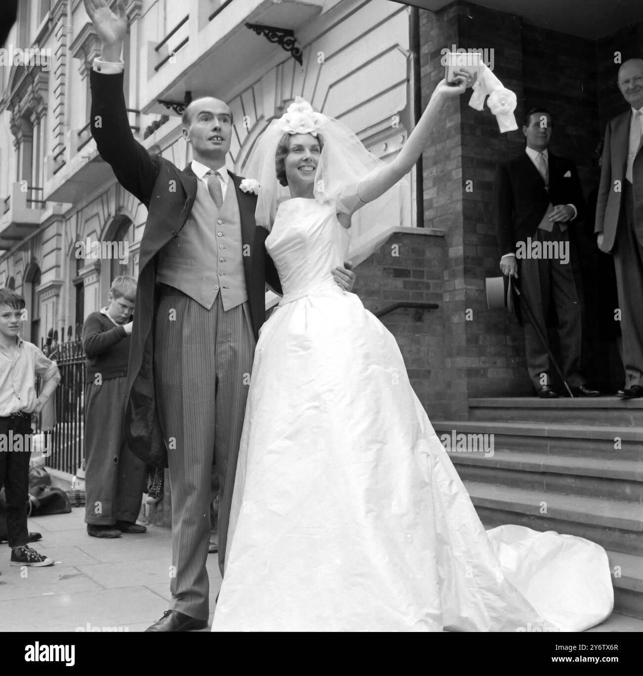 HELEN BARRON WEDDING DESMOND WYNDHAM-DUNPHY IN LONDON / 26 AUGUST 1961 ...