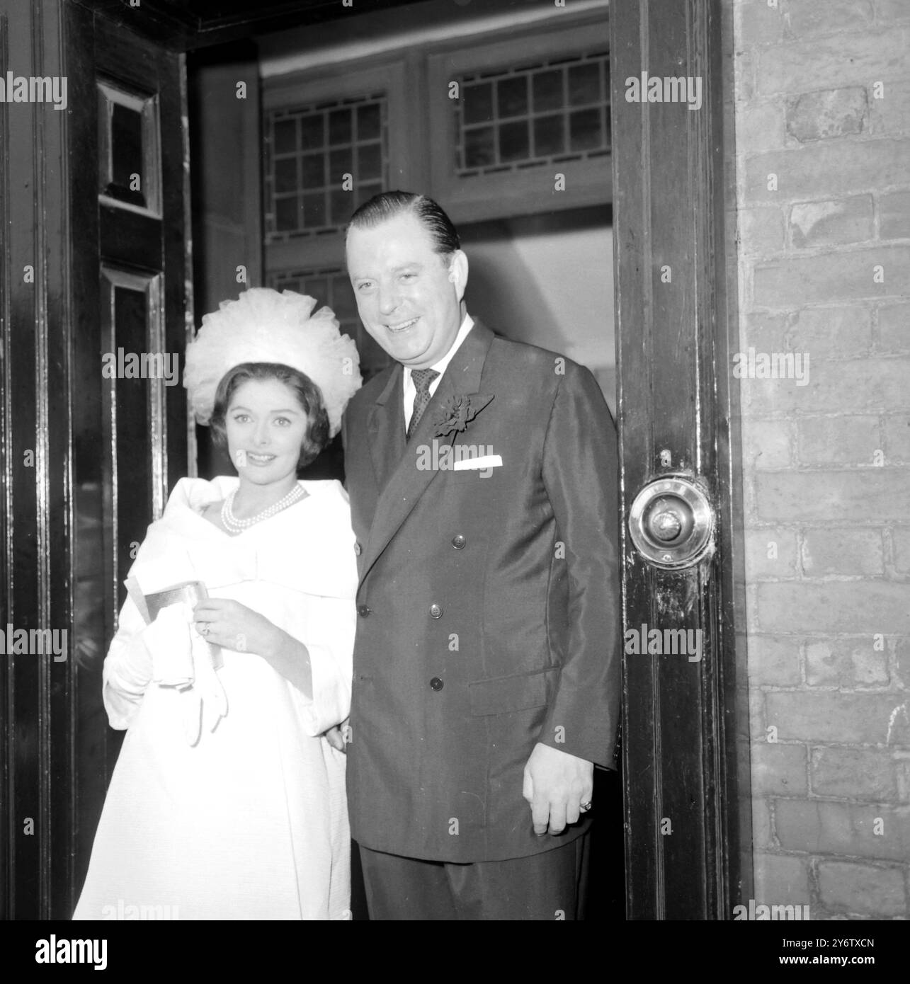 ACTRESS MAUREEN SWANSON WEDS LORD EDNAM / 24 AUGUST 1961 Stock Photo ...
