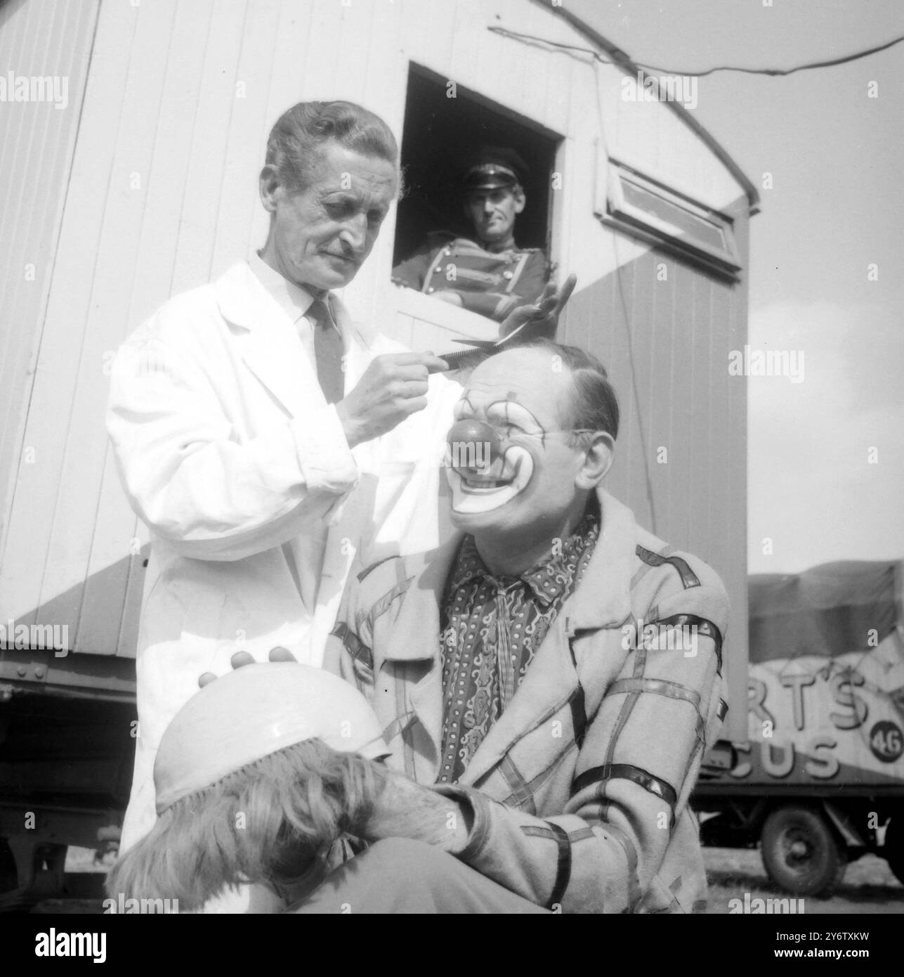 HAIRDRESSER AND A CLOWN BILLY SMART 22 AUGUST 1961 Stock Photo - Alamy