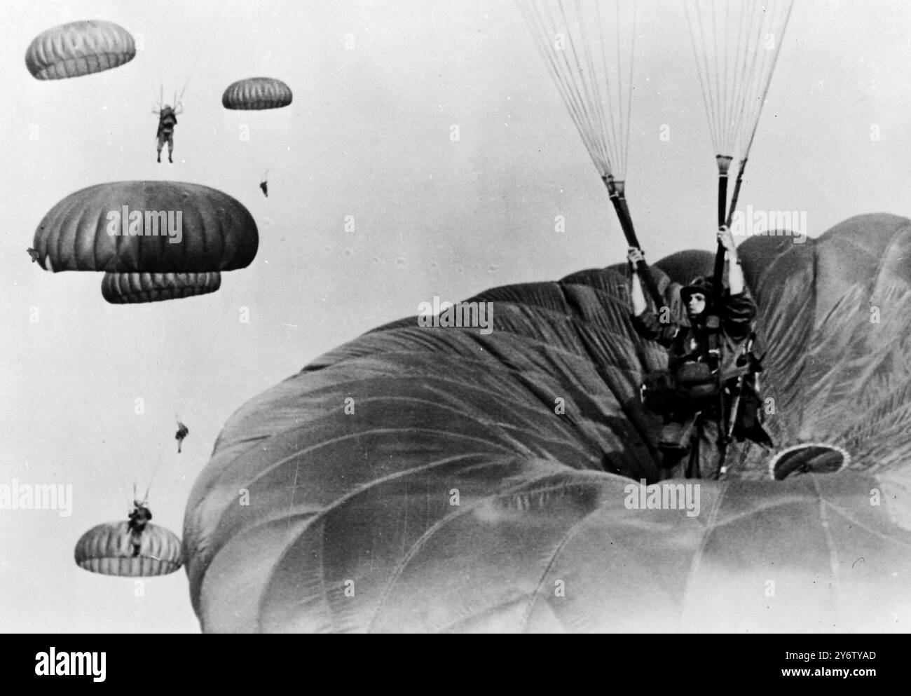 US ARMY PARATROOPER LANDS ON ANOTHER PARACHUTE IN MID AIR 16 AUGUST ...