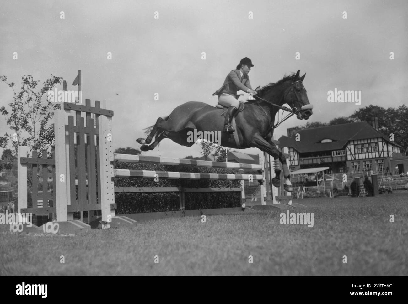 JOCKEY SARAH FITZALAN HOWARD - HORSE RACING 16 AUGUST 1961 Stock Photo ...